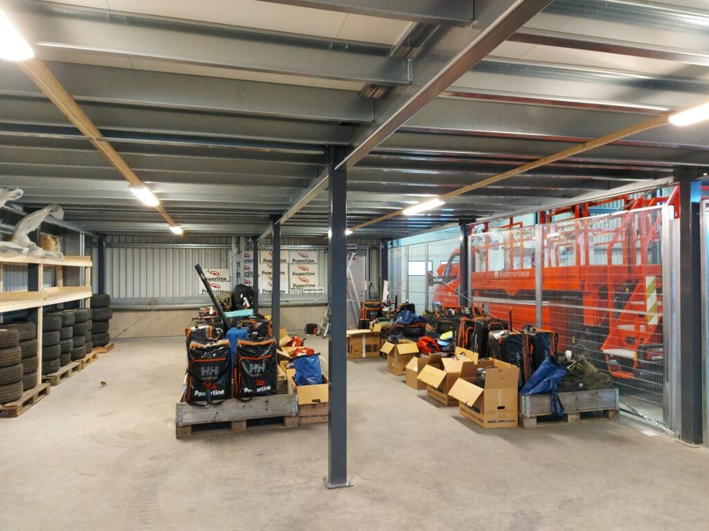 Mesanin og nettingvegg med skyvedør til Kraftmontasje AS